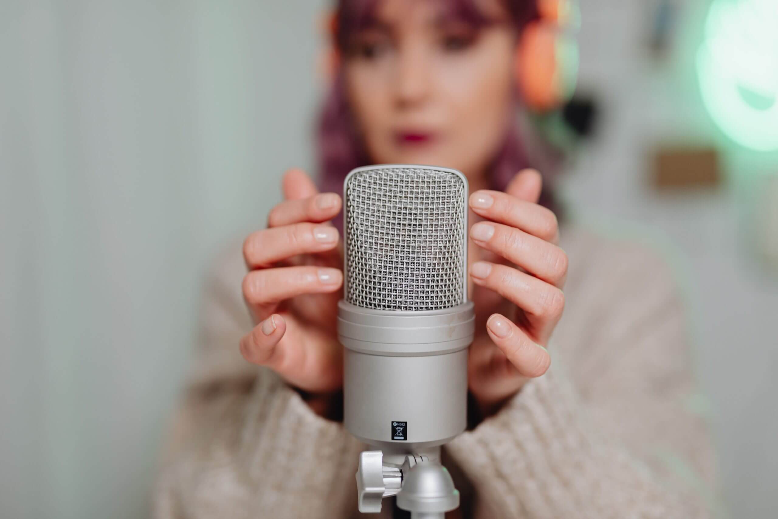 عالم ASMR المريب ... وسيلة للاسترخاء أم تطفل رقمي مزعج؟ - إيكوبوست